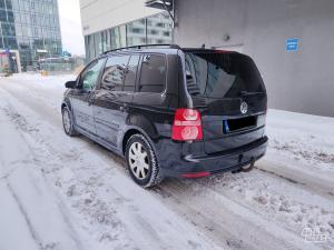 Black Volkswagen Touran 2008 in Vilnius, with an engine capacity of 2.00 L and mileage of 301 thousand km for 2200 €, photo 4 on AUTOMOTO.COM.LV