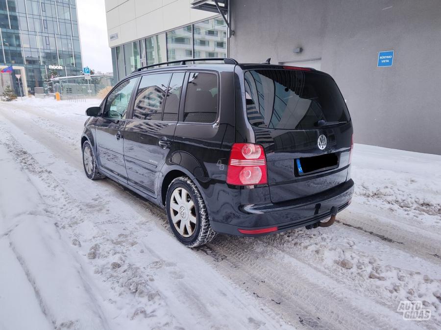 Black Volkswagen Touran 2008 in Vilnius, with an engine capacity of 2.00 L and mileage of 301 thousand km for 2200 €, photo 4 on AUTOMOTO.COM.LV