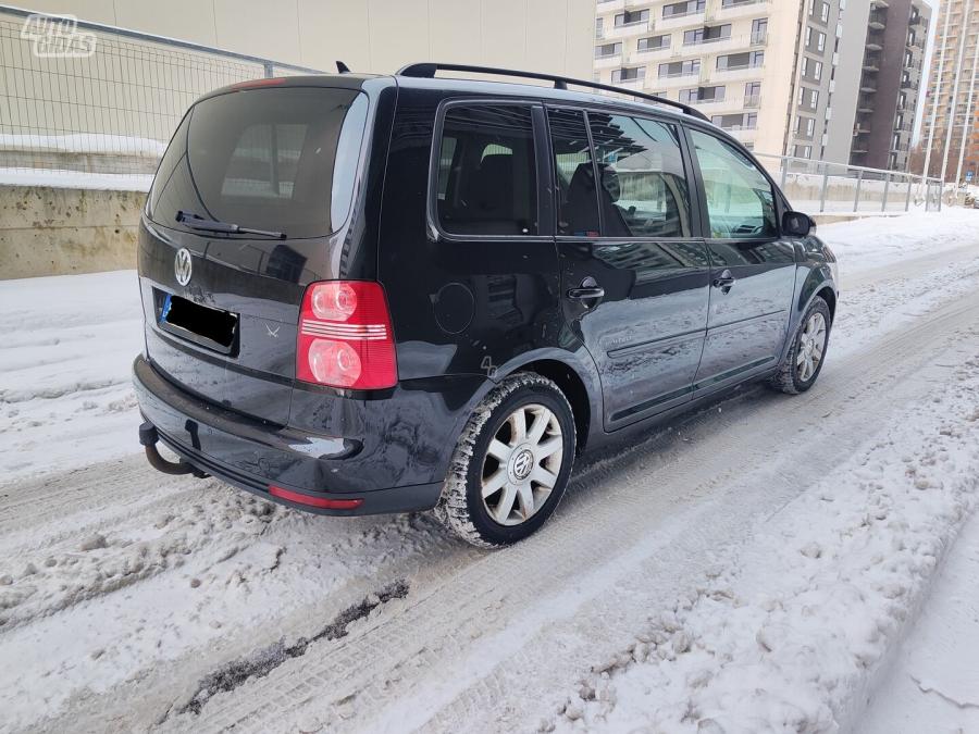 Black Volkswagen Touran 2008 in Vilnius, with an engine capacity of 2.00 L and mileage of 301 thousand km for 2200 €, photo 5 on AUTOMOTO.COM.LV