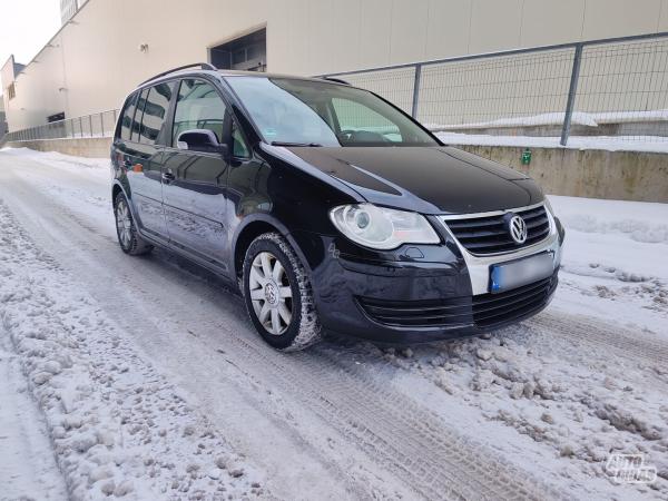 Melns Volkswagen Touran 2008 Viļņa, ar dzinēja tilpumu 2.00 L un nobraukumu 302 tūkst. km par 2000 €, foto 3 vietnē AUTOMOTO.COM.LV