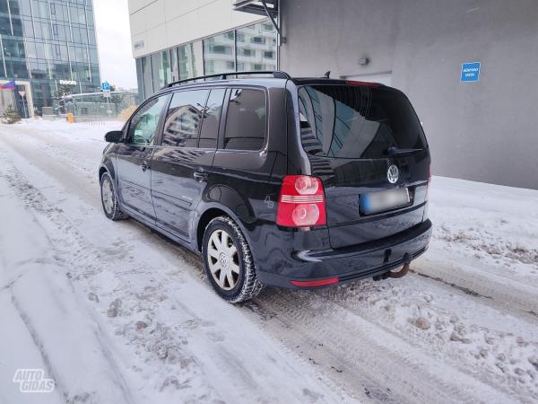 Melns Volkswagen Touran 2008 Viļņa, ar dzinēja tilpumu 2.00 L un nobraukumu 302 tūkst. km par 2000 €, foto 4 vietnē AUTOMOTO.COM.LV