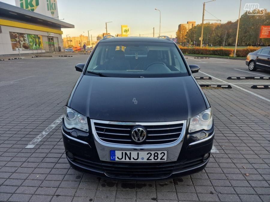 Melns Volkswagen Touran 2008 Kauņa, ar dzinēja tilpumu 2.00 L un nobraukumu 354 tūkst. km par 2600 €, foto 20 vietnē AUTOMOTO.COM.LV