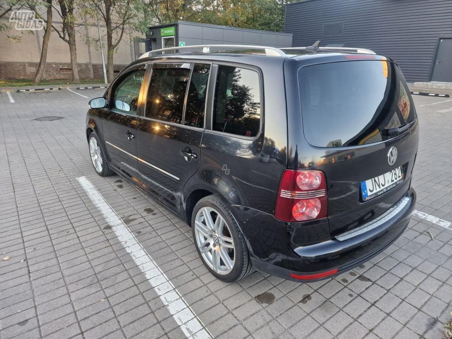 Melns Volkswagen Touran 2008 Kauņa, ar dzinēja tilpumu 2.00 L un nobraukumu 354 tūkst. km par 2600 €, foto 24 vietnē AUTOMOTO.COM.LV