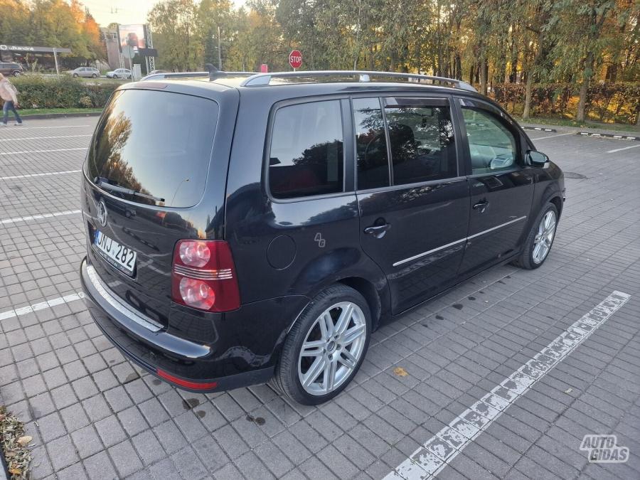 Melns Volkswagen Touran 2008 Kauņa, ar dzinēja tilpumu 2.00 L un nobraukumu 354 tūkst. km par 2600 €, foto 25 vietnē AUTOMOTO.COM.LV
