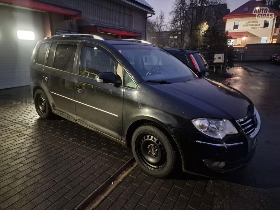 Melns Volkswagen Touran 2008 Kauņa, ar dzinēja tilpumu 2.00 L un nobraukumu 354 tūkst. km par 2600 €, foto 32 vietnē AUTOMOTO.COM.LV