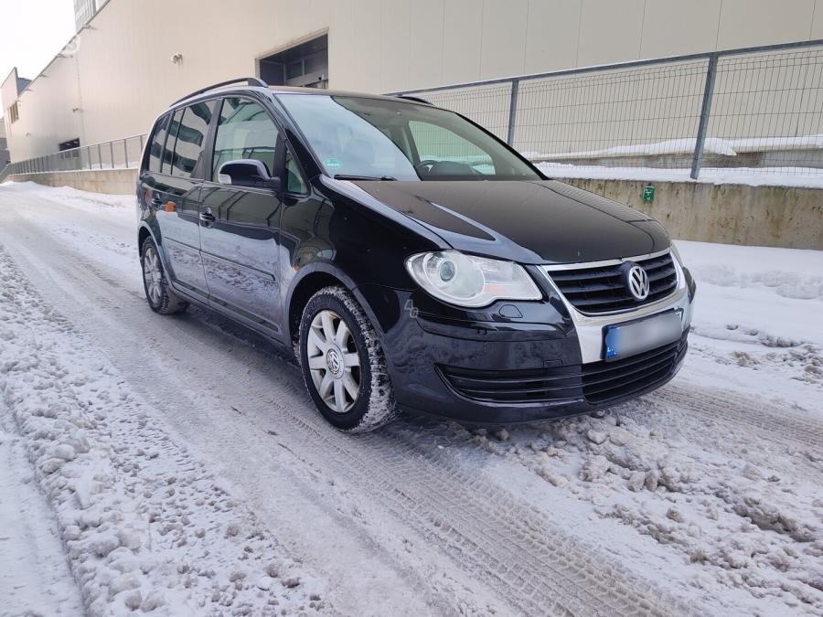 Black Volkswagen Touran 2008 in Vilnius, with an engine capacity of 2.00 L and mileage of 301 thousand km for 2400 €, photo 1 on AUTOMOTO.COM.LV
