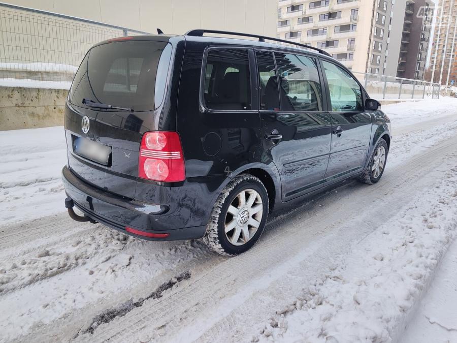 Black Volkswagen Touran 2008 in Vilnius, with an engine capacity of 2.00 L and mileage of 301 thousand km for 2400 €, photo 4 on AUTOMOTO.COM.LV