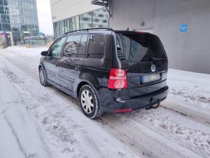 Black Volkswagen Touran 2008 in Vilnius, with an engine capacity of 2.00 L and mileage of 301 thousand km for 2400 €, photo 5 on AUTOMOTO.COM.LV