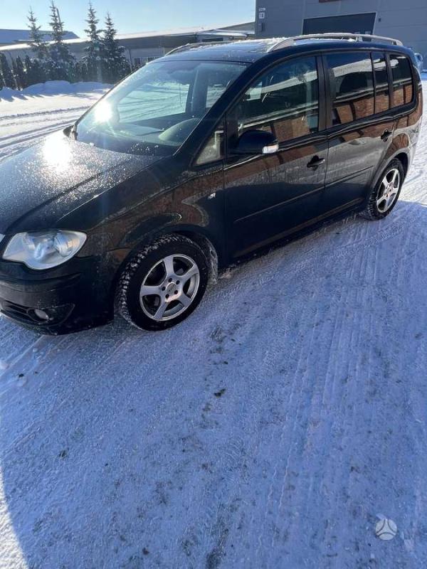 Melns Volkswagen Touran 2008 Kazlų Rūda, ar dzinēja tilpumu 1.97 L un nobraukumu 358 tūkst. km par 2600 €, foto 4 vietnē AUTOMOTO.COM.LV