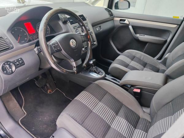 Melns Volkswagen Touran 2008 Viļņa, ar dzinēja tilpumu 2.00 L un nobraukumu 301 tūkst. km par 2400 €, foto 6 vietnē AUTOMOTO.COM.LV