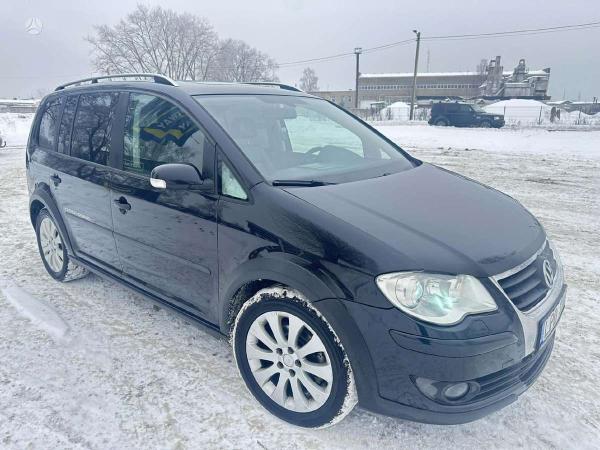 Black Volkswagen Touran 2008 in Jonava, with an engine capacity of 1.97 L and mileage of 295 thousand km for 3600 €, photo 3 on AUTOMOTO.COM.LV