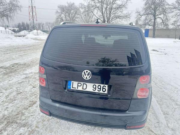Black Volkswagen Touran 2008 in Jonava, with an engine capacity of 1.97 L and mileage of 295 thousand km for 3600 €, photo 5 on AUTOMOTO.COM.LV