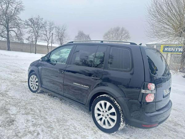Black Volkswagen Touran 2008 in Jonava, with an engine capacity of 1.97 L and mileage of 295 thousand km for 3600 €, photo 6 on AUTOMOTO.COM.LV