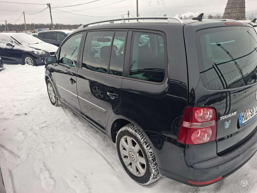 Melns Volkswagen Touran 2008 Kauņa, ar dzinēja tilpumu 1.97 L un nobraukumu 340 tūkst. km par 3350 €, foto 3 vietnē AUTOMOTO.COM.LV