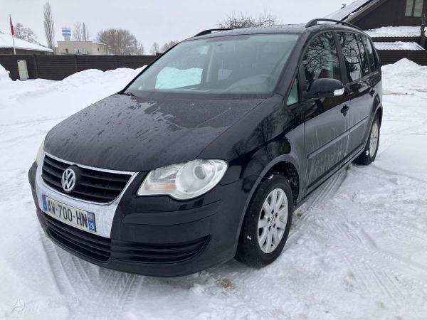 Black Volkswagen Touran 2008 in Taurage, with an engine capacity of 1.90 L and mileage of 323 thousand km for 3100 €, photo 1 on AUTOMOTO.COM.LV