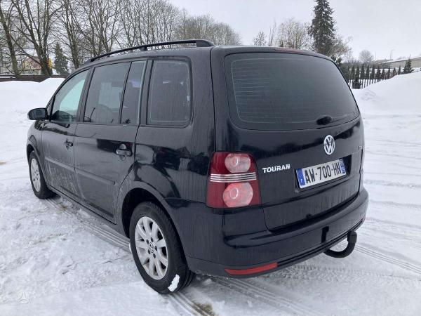 Black Volkswagen Touran 2008 in Taurage, with an engine capacity of 1.90 L and mileage of 323 thousand km for 3100 €, photo 3 on AUTOMOTO.COM.LV
