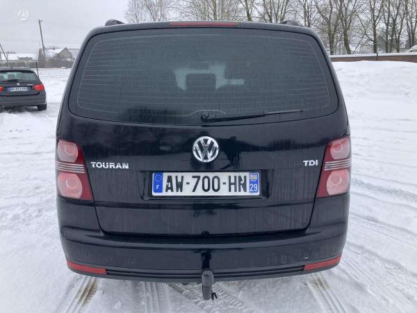 Black Volkswagen Touran 2008 in Taurage, with an engine capacity of 1.90 L and mileage of 323 thousand km for 3100 €, photo 4 on AUTOMOTO.COM.LV