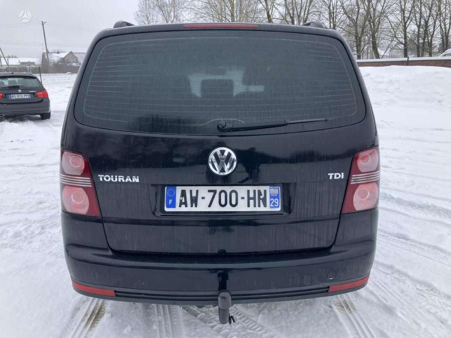 Melns Volkswagen Touran 2008 Tauragė, ar dzinēja tilpumu 1.90 L un nobraukumu 323 tūkst. km par 3100 €, foto 4 vietnē AUTOMOTO.COM.LV