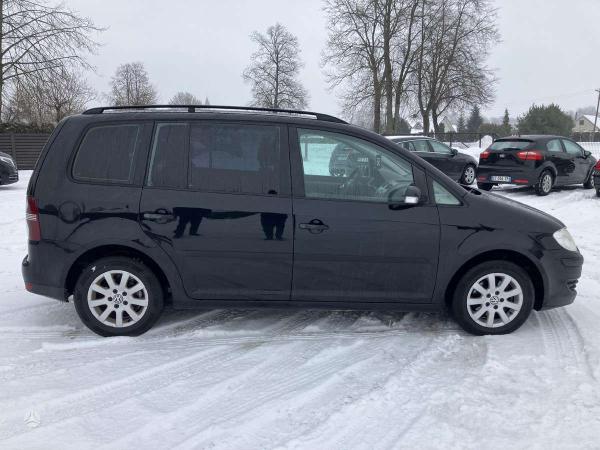 Black Volkswagen Touran 2008 in Taurage, with an engine capacity of 1.90 L and mileage of 323 thousand km for 3100 €, photo 6 on AUTOMOTO.COM.LV
