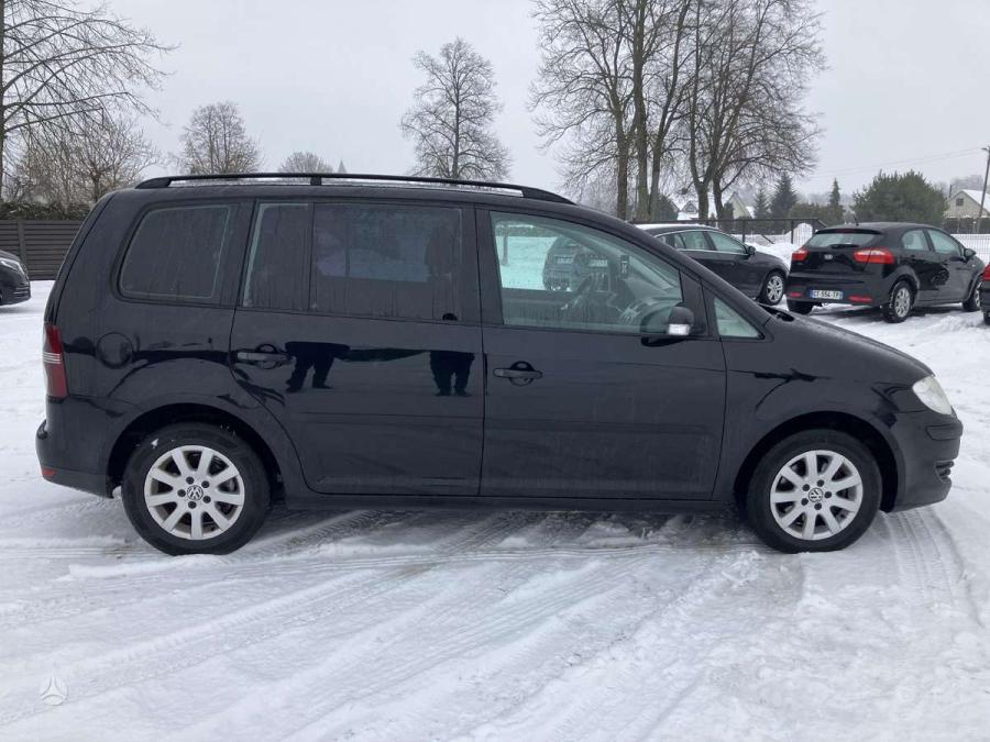 Melns Volkswagen Touran 2008 Tauragė, ar dzinēja tilpumu 1.90 L un nobraukumu 323 tūkst. km par 3100 €, foto 6 vietnē AUTOMOTO.COM.LV