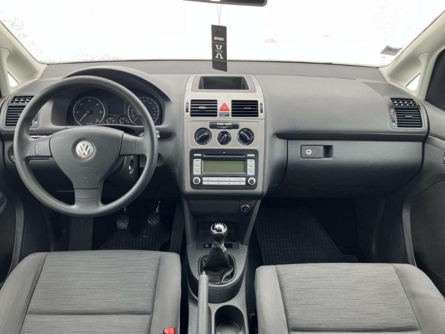 Melns Volkswagen Touran 2008 Tauragė, ar dzinēja tilpumu 1.90 L un nobraukumu 323 tūkst. km par 3100 €, foto 16 vietnē AUTOMOTO.COM.LV