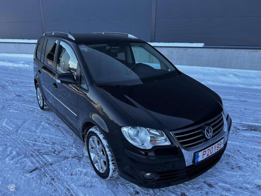 Black Volkswagen Touran 2008 in Siauliai, with an engine capacity of 1.90 L and mileage of 327 thousand km for 2690 €, photo 2 on AUTOMOTO.COM.LV