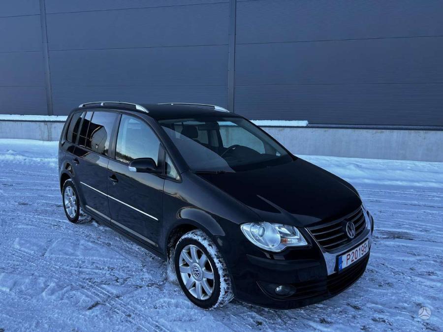 Black Volkswagen Touran 2008 in Siauliai, with an engine capacity of 1.90 L and mileage of 327 thousand km for 2690 €, photo 4 on AUTOMOTO.COM.LV