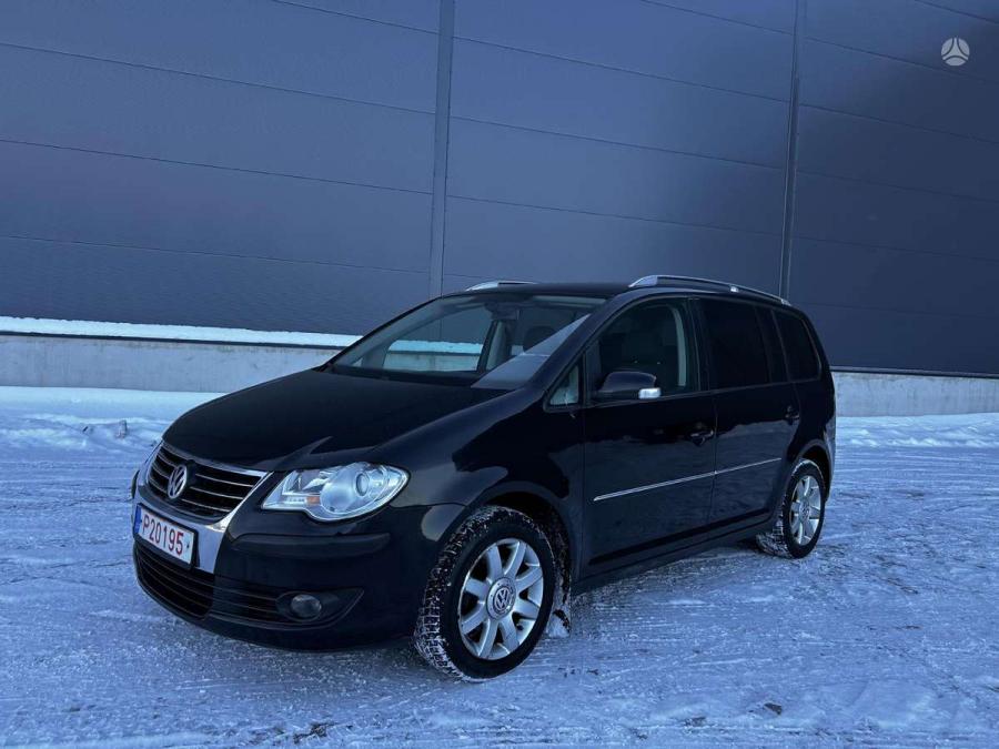 Black Volkswagen Touran 2008 in Siauliai, with an engine capacity of 1.90 L and mileage of 327 thousand km for 2690 €, photo 7 on AUTOMOTO.COM.LV