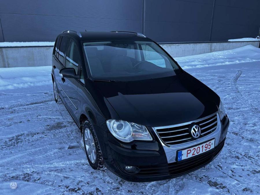 Black Volkswagen Touran 2008 in Siauliai, with an engine capacity of 1.90 L and mileage of 327 thousand km for 2690 €, photo 8 on AUTOMOTO.COM.LV