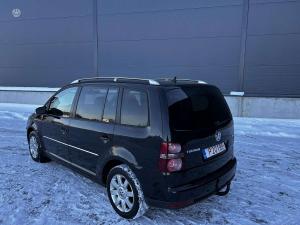 Black Volkswagen Touran 2008 in Siauliai, with an engine capacity of 1.90 L and mileage of 327 thousand km for 2690 €, photo 11 on AUTOMOTO.COM.LV