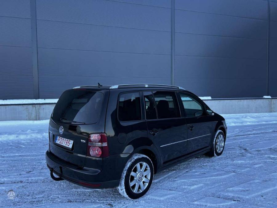Black Volkswagen Touran 2008 in Siauliai, with an engine capacity of 1.90 L and mileage of 327 thousand km for 2690 €, photo 12 on AUTOMOTO.COM.LV