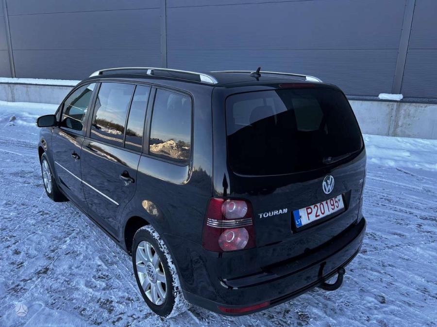 Black Volkswagen Touran 2008 in Siauliai, with an engine capacity of 1.90 L and mileage of 327 thousand km for 2690 €, photo 13 on AUTOMOTO.COM.LV