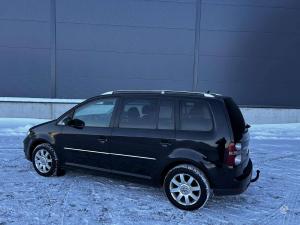 Black Volkswagen Touran 2008 in Siauliai, with an engine capacity of 1.90 L and mileage of 327 thousand km for 2690 €, photo 15 on AUTOMOTO.COM.LV