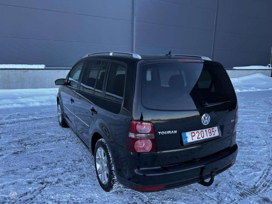 Black Volkswagen Touran 2008 in Siauliai, with an engine capacity of 1.90 L and mileage of 327 thousand km for 2690 €, photo 17 on AUTOMOTO.COM.LV