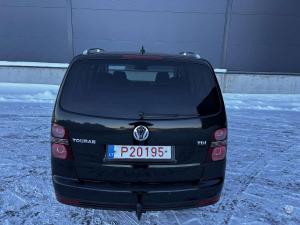 Black Volkswagen Touran 2008 in Siauliai, with an engine capacity of 1.90 L and mileage of 327 thousand km for 2690 €, photo 18 on AUTOMOTO.COM.LV