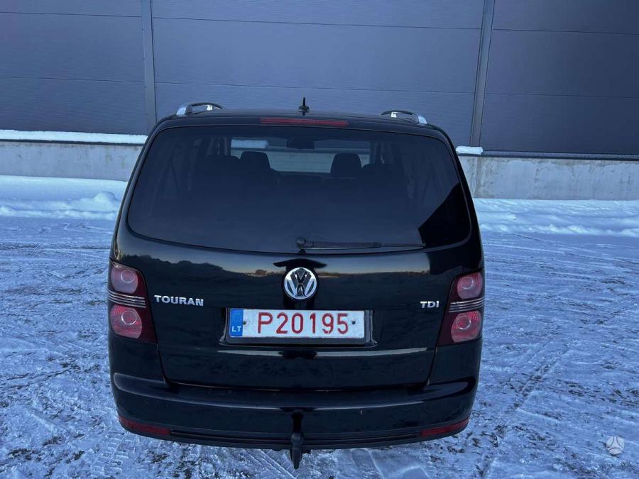 Black Volkswagen Touran 2008 in Siauliai, with an engine capacity of 1.90 L and mileage of 327 thousand km for 2690 €, photo 18 on AUTOMOTO.COM.LV