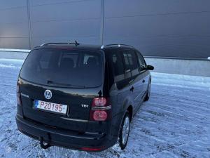 Black Volkswagen Touran 2008 in Siauliai, with an engine capacity of 1.90 L and mileage of 327 thousand km for 2690 €, photo 19 on AUTOMOTO.COM.LV