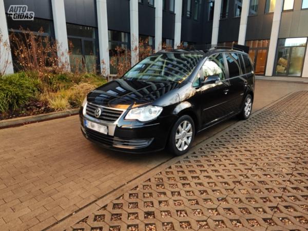 Melns Volkswagen Touran 2008 Viļņa, ar dzinēja tilpumu 2.00 L un nobraukumu 300 tūkst. km par 2100 €, foto 1 vietnē AUTOMOTO.COM.LV