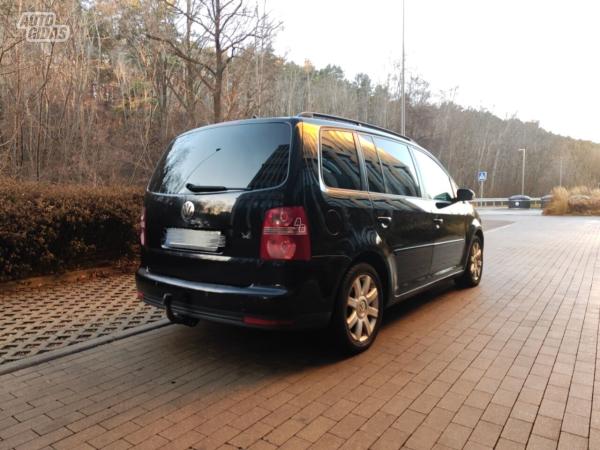 Melns Volkswagen Touran 2008 Viļņa, ar dzinēja tilpumu 2.00 L un nobraukumu 300 tūkst. km par 2100 €, foto 4 vietnē AUTOMOTO.COM.LV