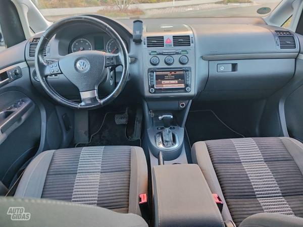 Melns Volkswagen Touran 2008 Viļņa, ar dzinēja tilpumu 2.00 L un nobraukumu 300 tūkst. km par 2100 €, foto 6 vietnē AUTOMOTO.COM.LV