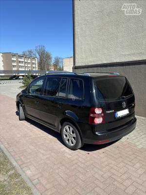 Black Volkswagen Touran 2008 in Silute, with an engine capacity of 1.90 L and mileage of 308 thousand km for 3350 €, photo 3 on AUTOMOTO.COM.LV