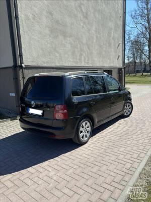 Black Volkswagen Touran 2008 in Silute, with an engine capacity of 1.90 L and mileage of 308 thousand km for 3350 €, photo 4 on AUTOMOTO.COM.LV