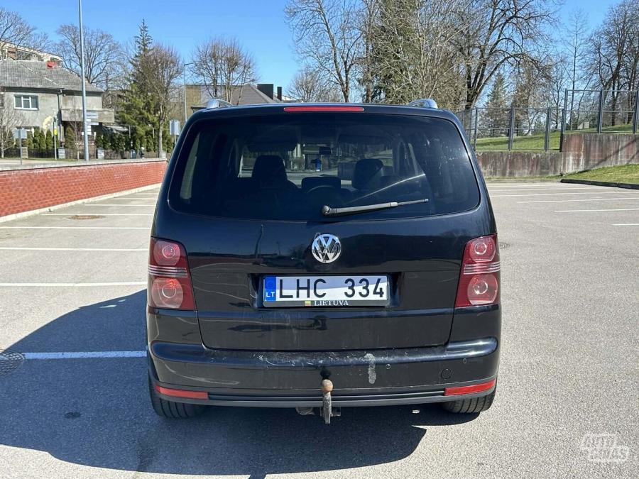 Black Volkswagen Touran 2008 in Telschi, with an engine capacity of 2.00 L and mileage of 287 thousand km for 2500 €, photo 3 on AUTOMOTO.COM.LV