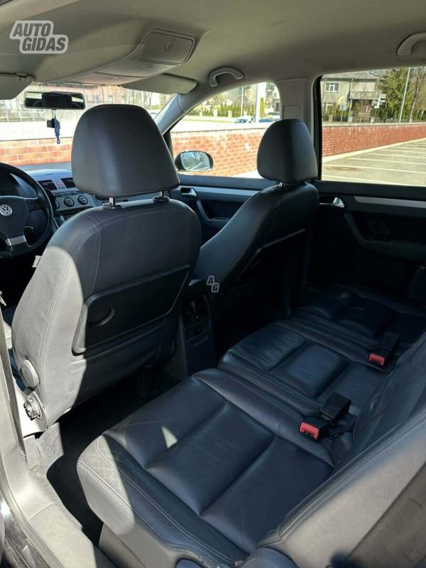Melns Volkswagen Touran 2008 Telšiai, ar dzinēja tilpumu 2.00 L un nobraukumu 287 tūkst. km par 2500 €, foto 3 vietnē AUTOMOTO.COM.LV