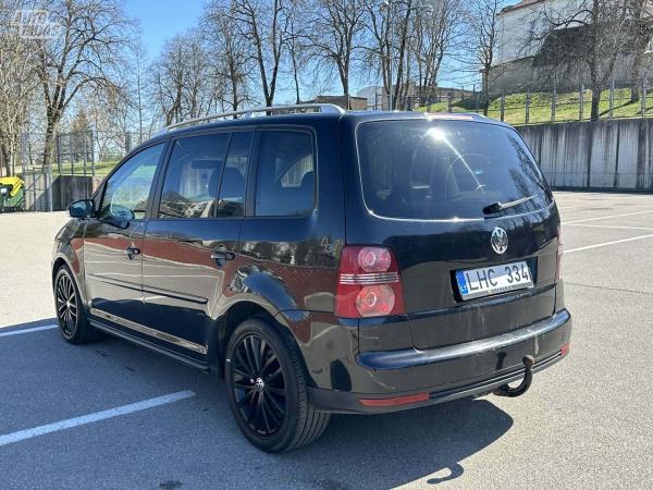 Melns Volkswagen Touran 2008 Telšiai, ar dzinēja tilpumu 2.00 L un nobraukumu 287 tūkst. km par 2500 €, foto 5 vietnē AUTOMOTO.COM.LV