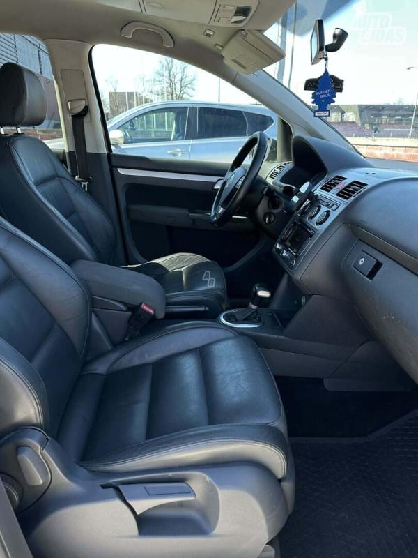 Melns Volkswagen Touran 2008 Telšiai, ar dzinēja tilpumu 2.00 L un nobraukumu 287 tūkst. km par 2500 €, foto 6 vietnē AUTOMOTO.COM.LV