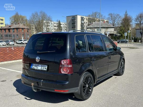 Melns Volkswagen Touran 2008 Telšiai, ar dzinēja tilpumu 2.00 L un nobraukumu 287 tūkst. km par 2500 €, foto 7 vietnē AUTOMOTO.COM.LV