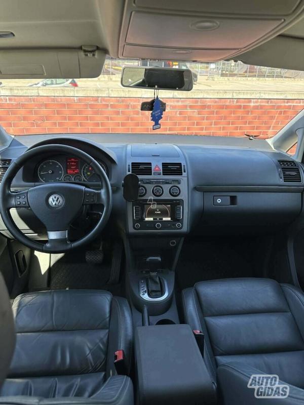 Melns Volkswagen Touran 2008 Telšiai, ar dzinēja tilpumu 2.00 L un nobraukumu 287 tūkst. km par 2500 €, foto 9 vietnē AUTOMOTO.COM.LV