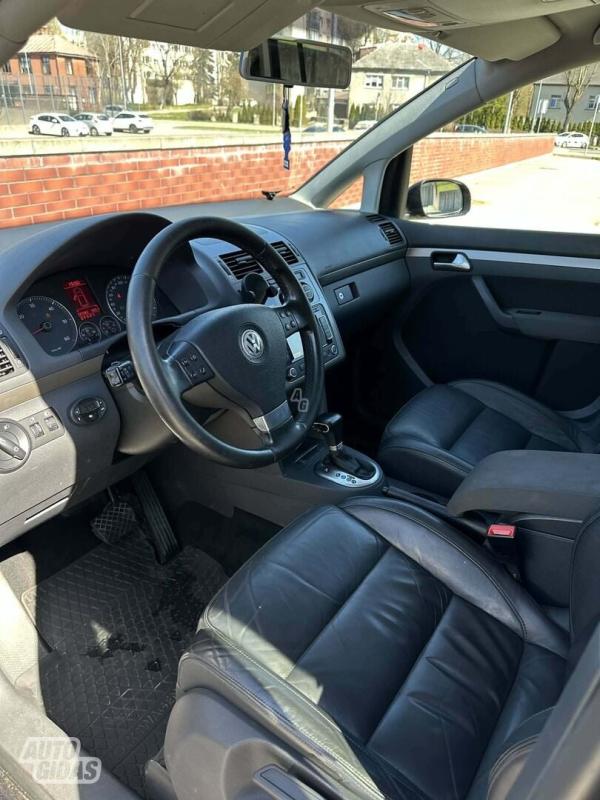 Melns Volkswagen Touran 2008 Telšiai, ar dzinēja tilpumu 2.00 L un nobraukumu 287 tūkst. km par 2500 €, foto 10 vietnē AUTOMOTO.COM.LV