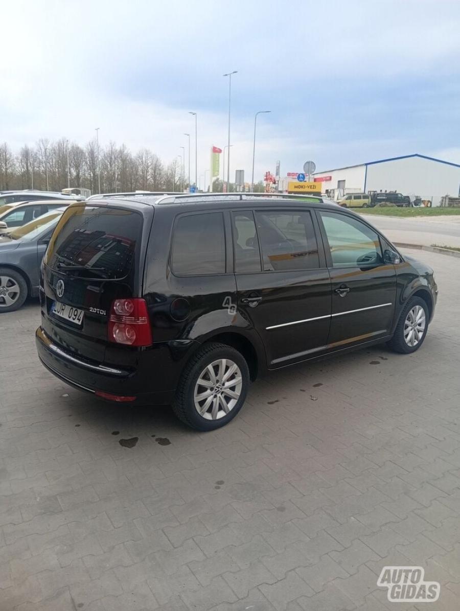Black Volkswagen Touran 2008 in Vilnius, with an engine capacity of 2.00 L and mileage of 343 thousand km for 2800 €, photo 6 on AUTOMOTO.COM.LV